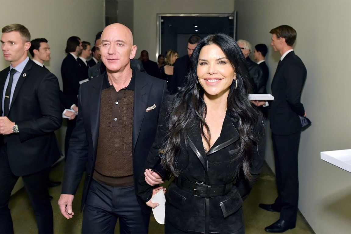 Jeff Bezos Reacts to the Viral Video of His Girlfriend Staring at ...